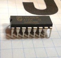 74HC4053 Multiplexor Analogico (2 E/S - 1 E/S) :: Micro JPM